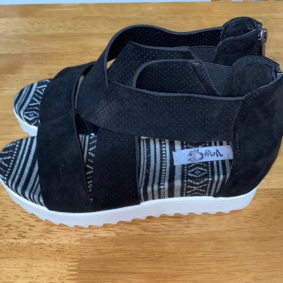 Very G | Shoes | Very G Sandals | Poshmark